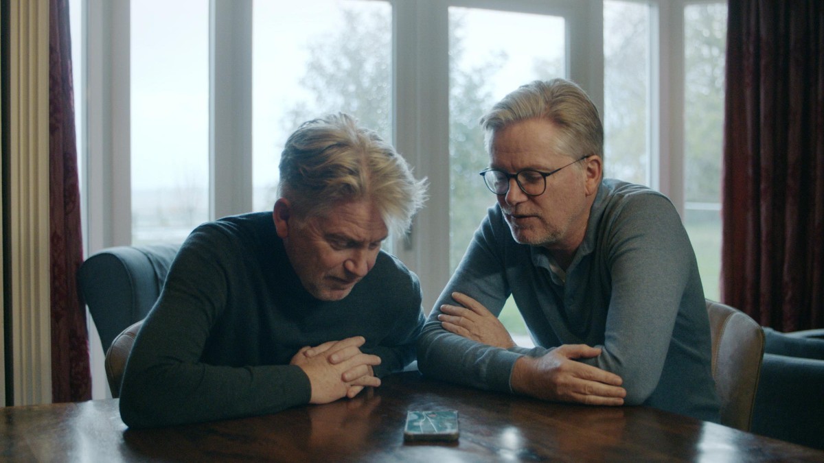 Peter en Erik: identieke tweeling gescheiden door gedwongen adoptie ...